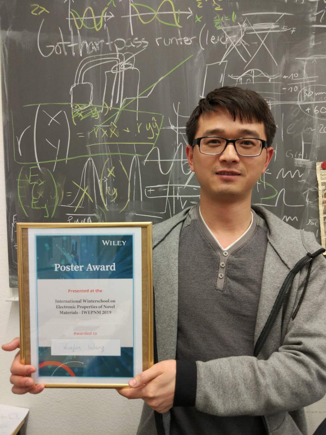 Lujun won the Poster Award. Congratulations! – Quantum- and Nanoelectronics